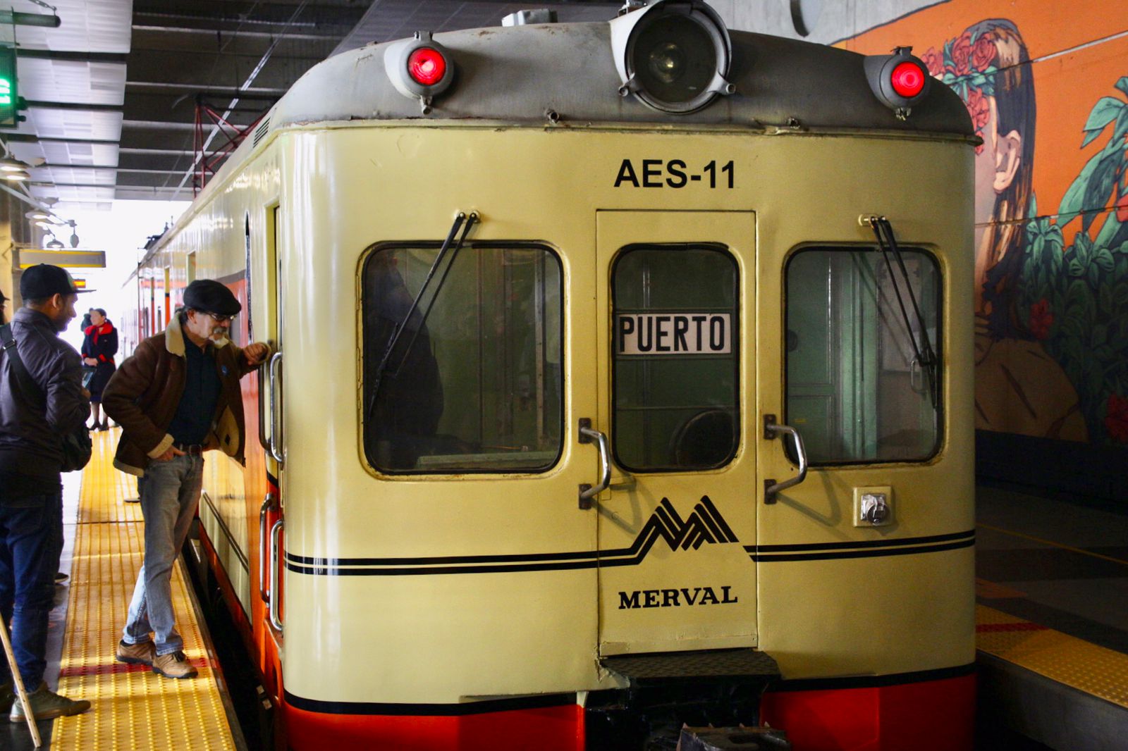 Tren AES-11 vuelve a Valparaíso y EFE anuncia estudio para recuperar tornamesa de Barón ...